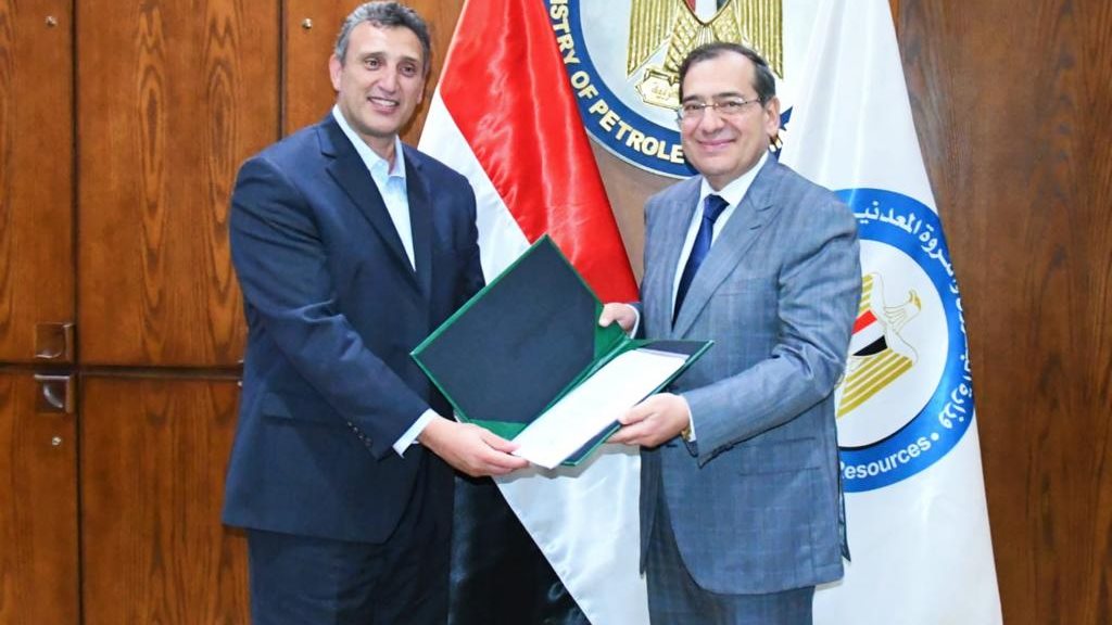 وزير البترول يسلم الرخصة الأولي لخدمة تموين السفن بالوقود لشركة مينرفا