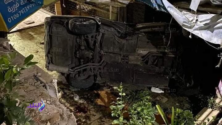سيارة طائشة تدهس طبيب ونجلته وتحطم سيارتين ومحل بشيراتون صور