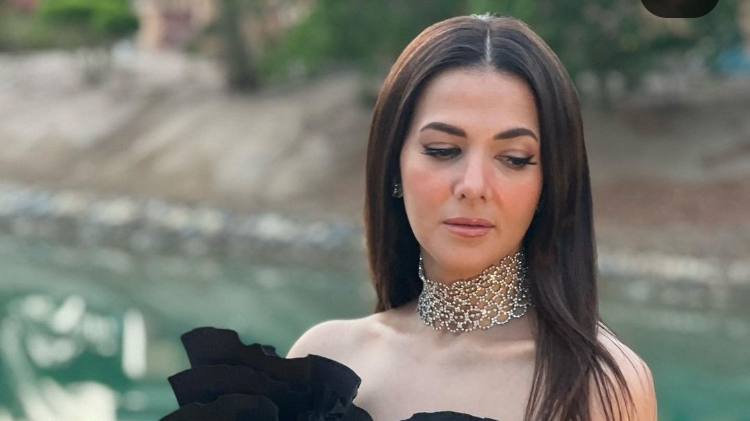 بفستان مبهج دنيا سمير غانم تستعرض أناقتها على البحر