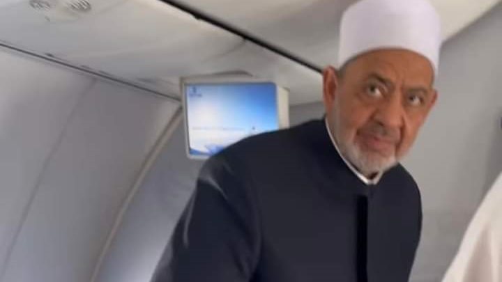 رحب بهم في الطائرة موقف إنساني لشيخ الأزهر مع سياح أمريكيين