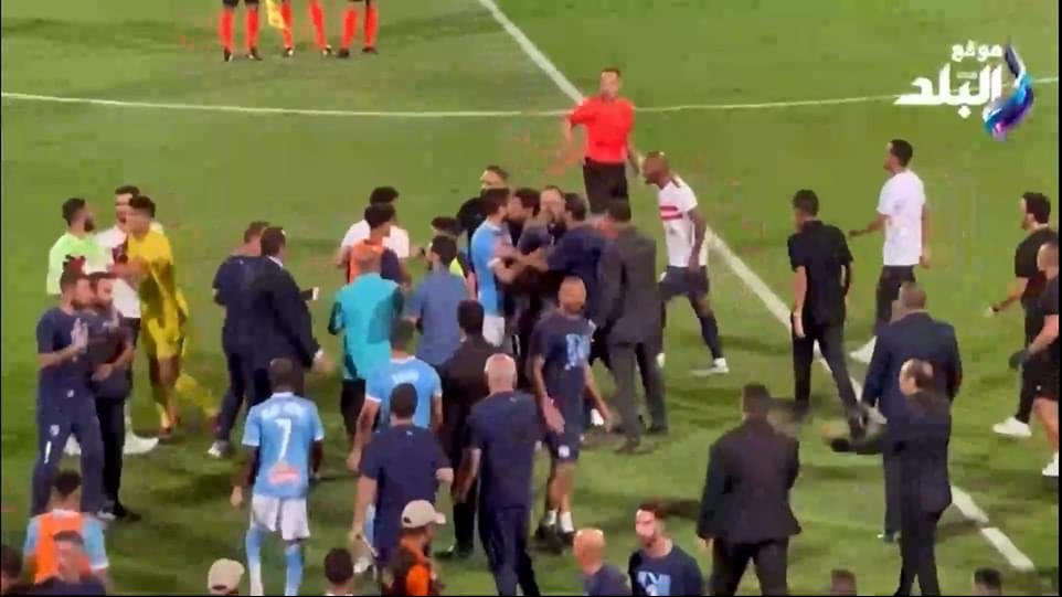الزمالك خلال ساعات وساطة أيمن منصور وانتهاء أزمة القيد وتمرد ضد رابطة