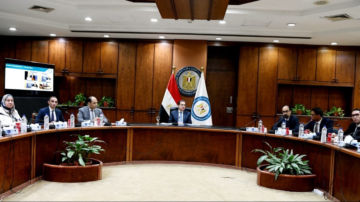 الملا يلتقي شباب مهندسي البترول بعد عودتهم من بعثة تدريبية بأمريكا