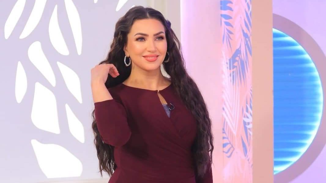 إيمان عز الدين تمزج بين الأناقة والجمال في أحدث إطلالة
