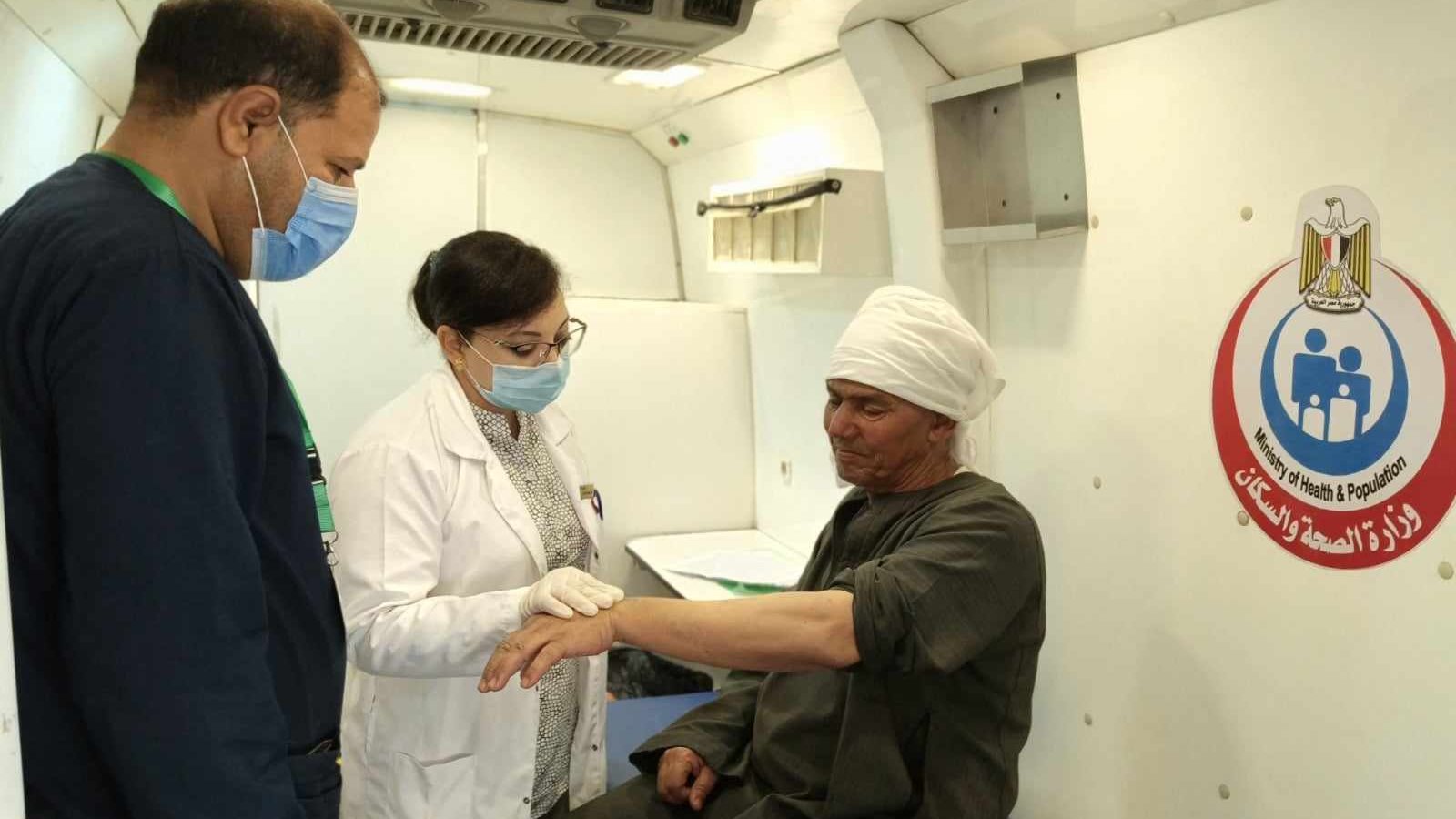 توقيع الكشف الطبي على 1462 حالة خلال قافلة طبية بقرية رسلان بالمنيا