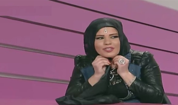 بالفيديو فتاة لبنانية تخلع الحجاب على الهواء