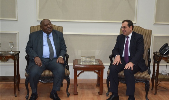 وزير البترول يبحث مع نظيره السوداني سبل دعم التعاون المشترك