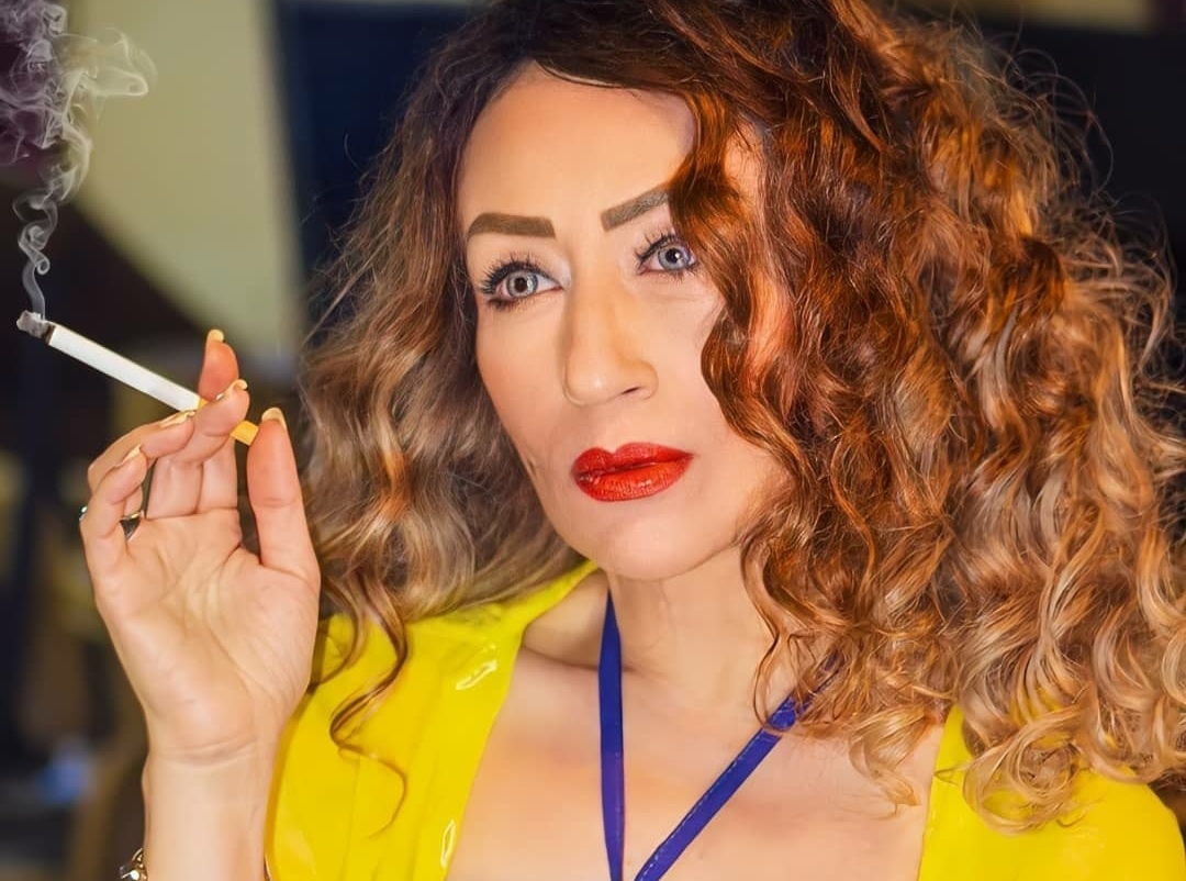 بالصورة.. إيناس مكي بالسيجارة تثير الجدل على مواقع التواصل