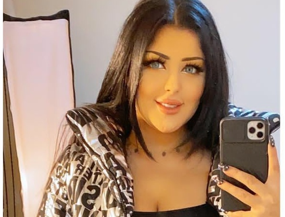 بـ بنطلون أحمر سلمى الشيمي تتألق بإطلالة تبرز أنوثتها