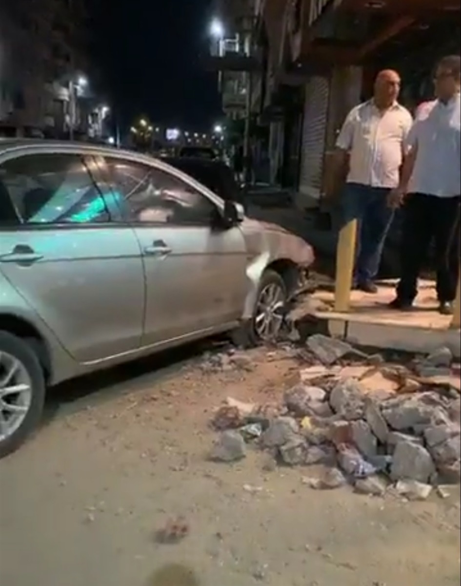 كلاكيت ثالث مرة سيارة ملاكي تقتحم صيدلية بالمنصورة وتحدث تلفيات