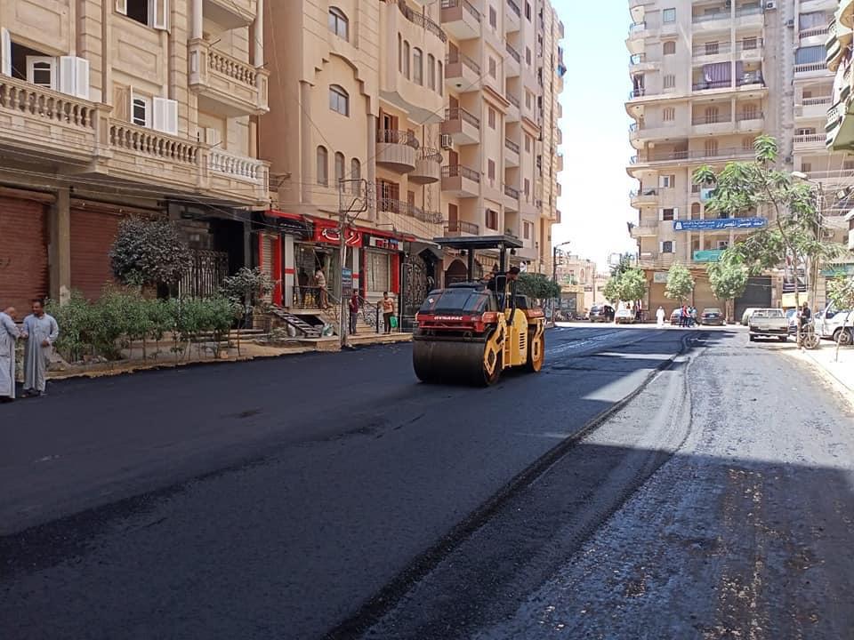 لتحسين شبكة الطرق محافظ كفر الشيخ يتابع أعمال رصف شوارع المدينة صور