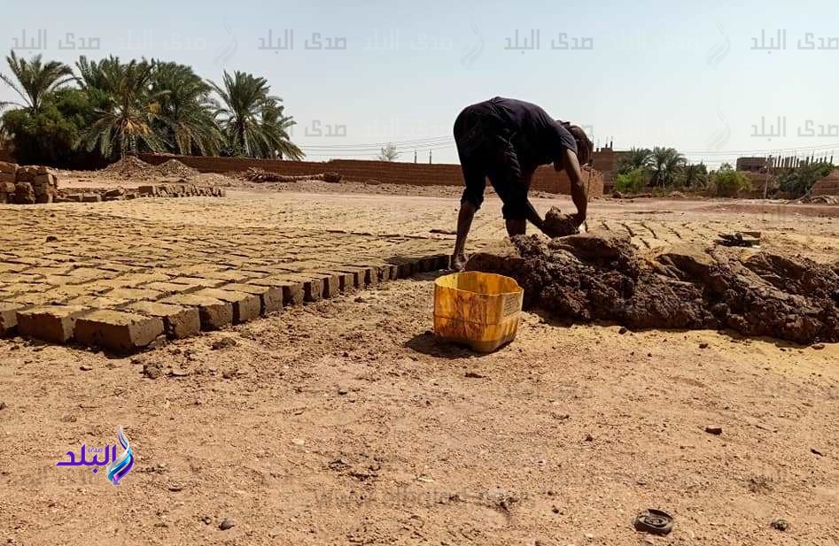 منذ عصر الأسرات فن صناعة الطوب اللبن بالواحات يربط بين الماضي والحاضر صور
