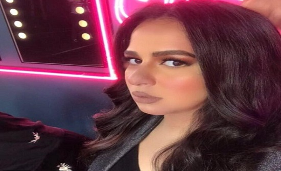 إيمي سمير غانم ترتدي سلسلة تحمل أسم والديها شاهد