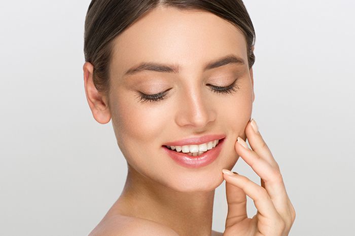 توت وشاي أخضر.. وصفة أعشاب لنضارة ولمعان البشرة