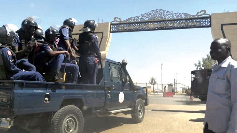 مصرع 16 شخصا وإصابة 19 في حادث مروري مروع بالسودان صور