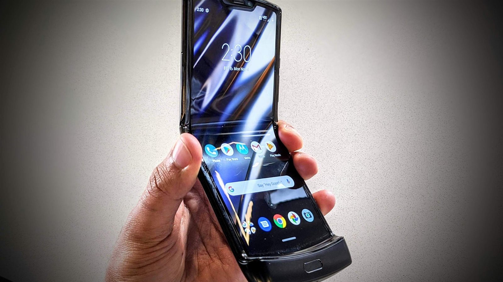 بتقنية 5g موتورولا تطور الجيل الجديد من هاتف Razr القابل للطي