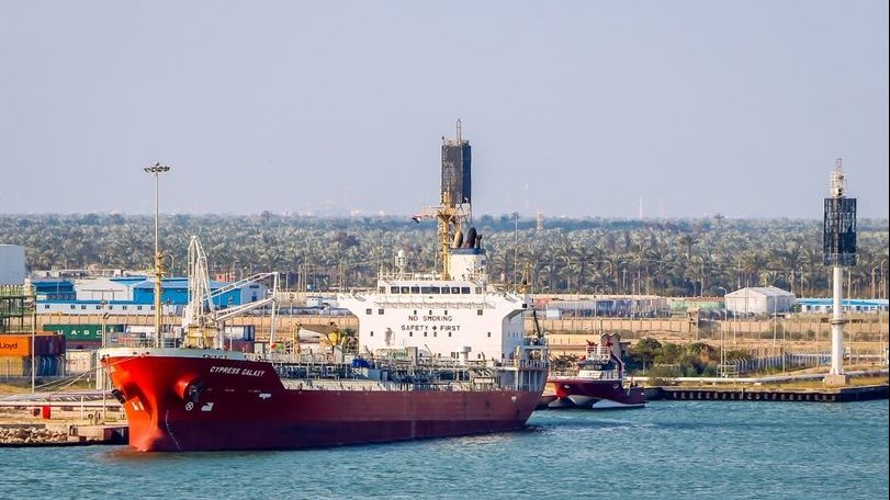 يبلغ طولها 81 مترا.. ميناء دمياط يستقبل السفينة البنمية العملاقة KLAVSEN