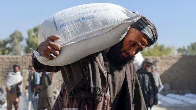 العمل مقابل الغذاء أزمة مالية طاحنة تجبر أفغانستان على العودة إلى