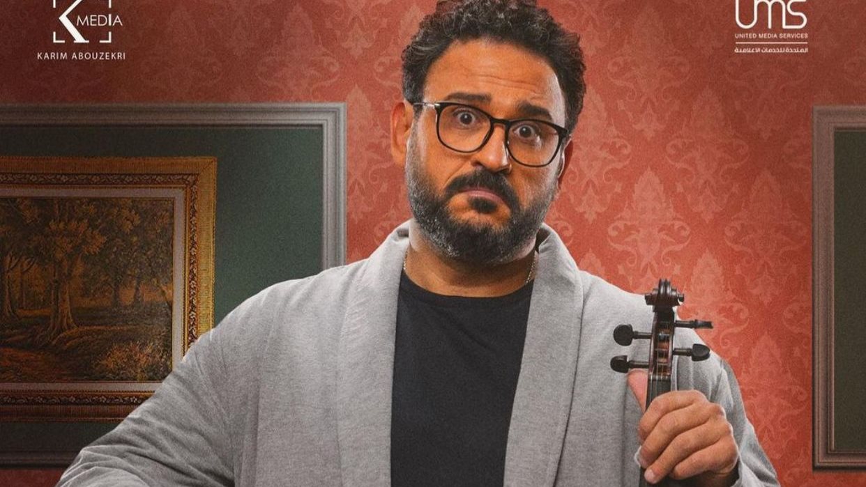 أكرم حسني يروج لمسلسله الرمضاني مكتوب عليا
