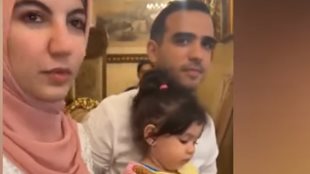 والدة الطفلة رقية تناشد المواطنين بالتبرع لنجلتها