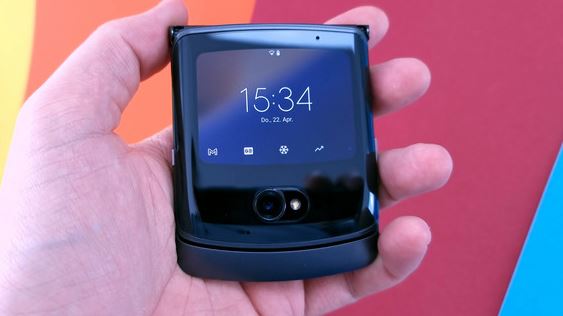 الكشف عن تصميم هاتف موتورولا القابل للطي Razr 2022 صور وفيديو