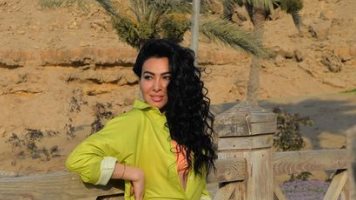 كاش مايوه ميرهان حسين تخطف الأنظار بإطلالة جريئة على البحر