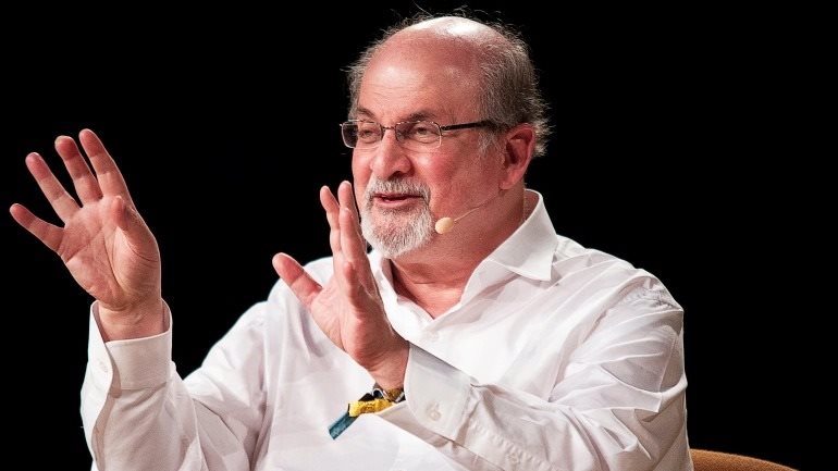 سلمان رشدي يفقد البصر في إحدى عينيه عقب واقعة الهجوم الشهير عليه