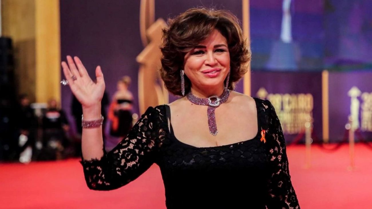 ملابس إلهام شاهين في أستراليا تثير الجدل على السوشيال ميديا شاهد