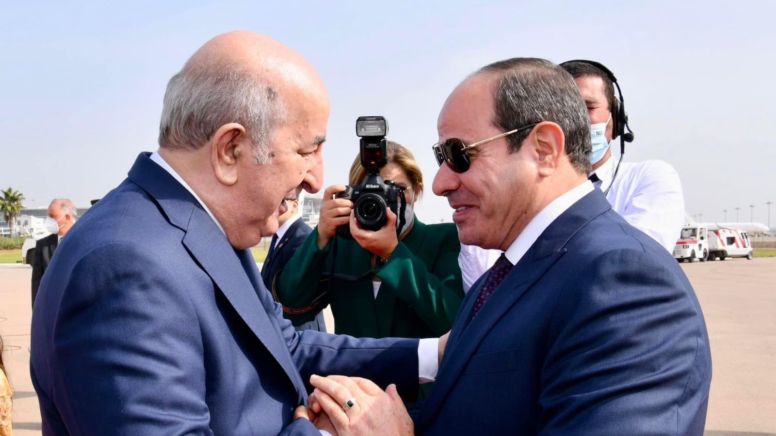 متحدث الرئاسة ينشر صور وصول الرئيس السيسي للجزائر للمشاركة في القمة العربية