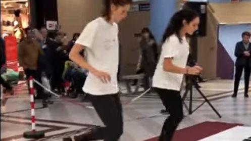 مقطع فيديو مدهش فتاتان تعزفان على البيانو الأرضي احدي أغاني فيروز شاهد