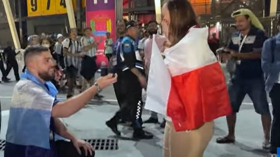 شاهد مشجع أرجنتيني يتقدم لخطبة صديقته البولندية في الدوحة