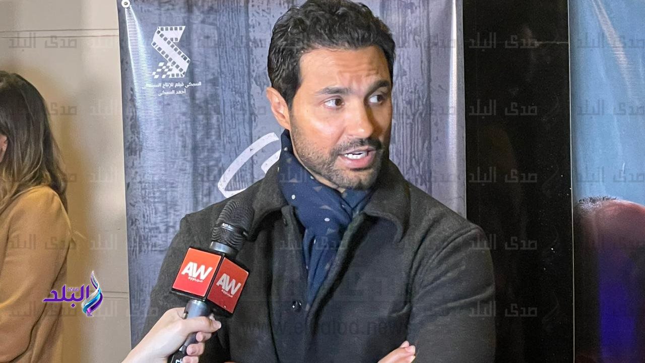 موقف إنساني لكريم فهمي في العرض الخاص لفيلم أنا لحبيبي فيديو