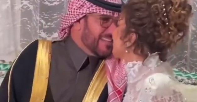 أصالة تقبل زوجها في برنامج سعودي أيدول فيديو